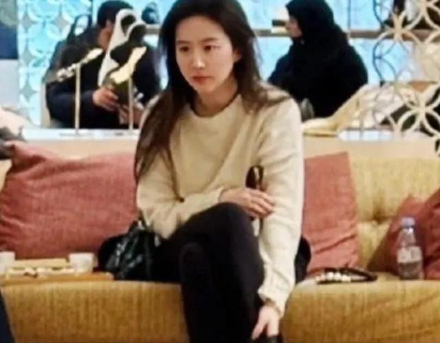 35-year-old Liu Yifei was photographed shopping without makeup ...