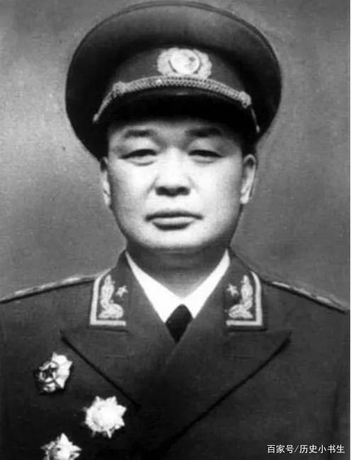 Representatives Yan Hongyan and He Jinnian of the Northern Shaanxi Red ...