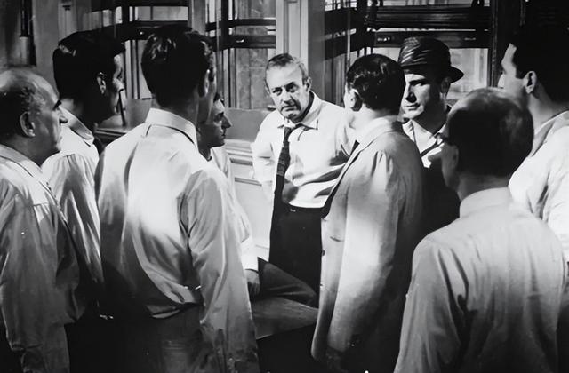 "Twelve Angry Men" reasoning debate reveals the truth of the light of ...