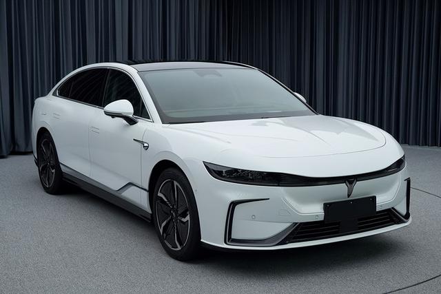 The pure electric version of the Lantu sedan or named "Chasing the ...