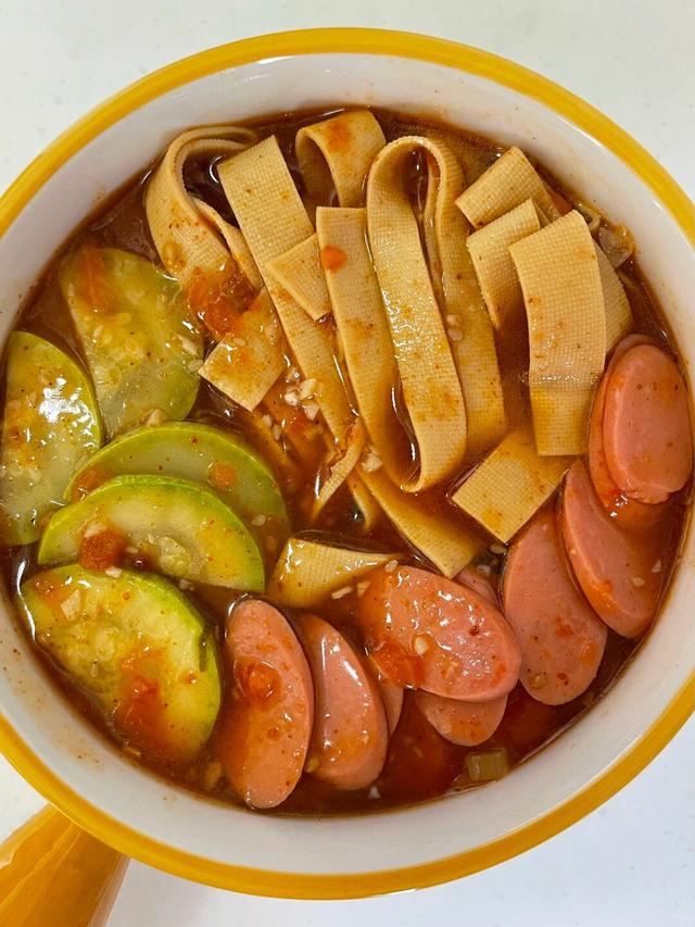 Never tire of eating! Spicy and sour soup fake noodles, using bean skin ...