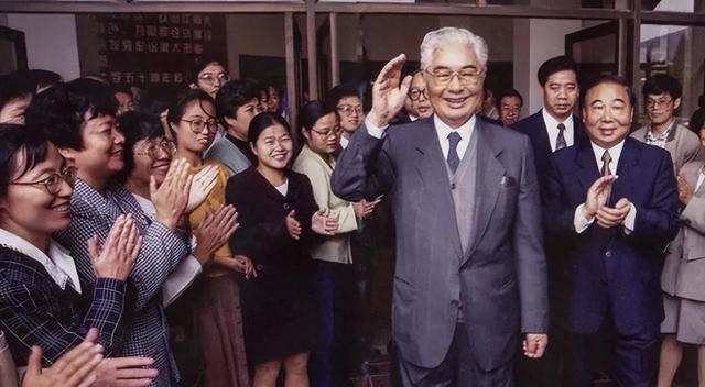 In 1979, Deng Xiaoping said to Rong Yiren: You are in charge of people ...