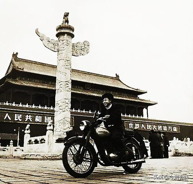 Lei Feng "drag racing" in front of Tiananmen Square on a motorcycle ...