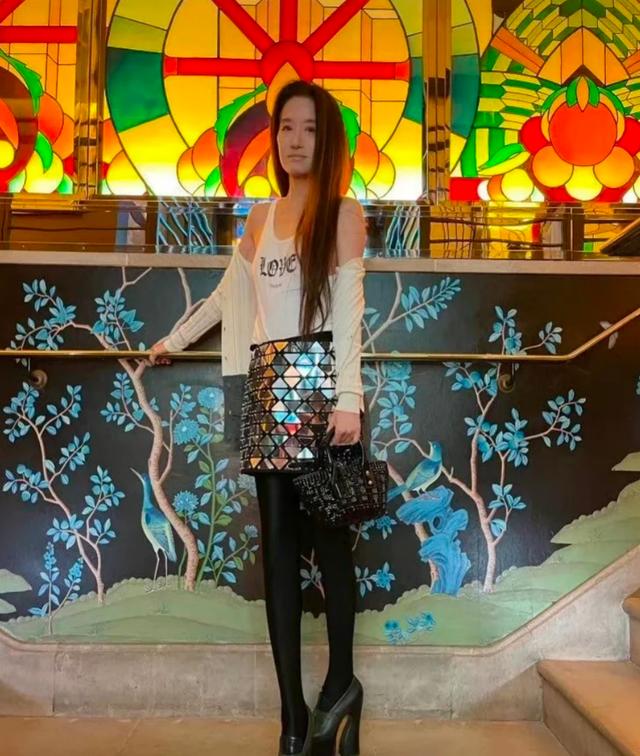 73-year-old Wang Weiwei boldly wears black silk!Skinny body without a trace of fat, intimate ...