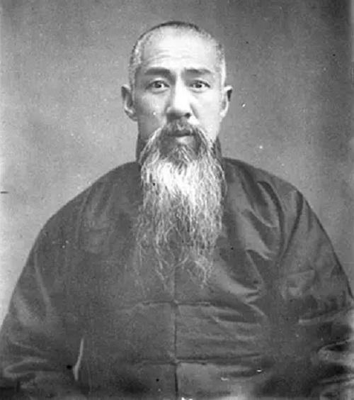The foreign minister wore a suit to attend the funeral of the Empress ...