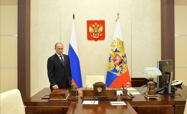 Look at Trump's desk, and then at Putin's desk, you can see the gap ...