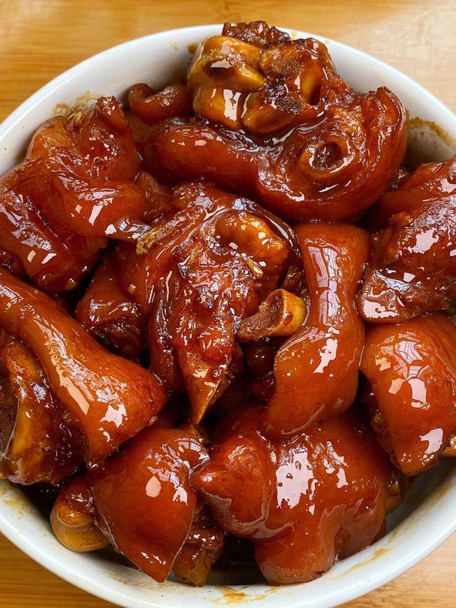 This is the technique of making braised pig's trotters. The pig's ...
