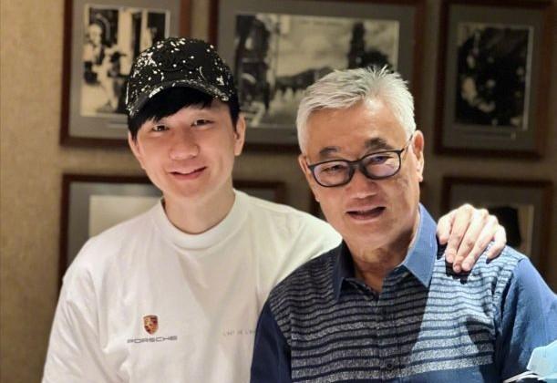 Lin Junjie celebrated his birthday with his father. The father and son ...