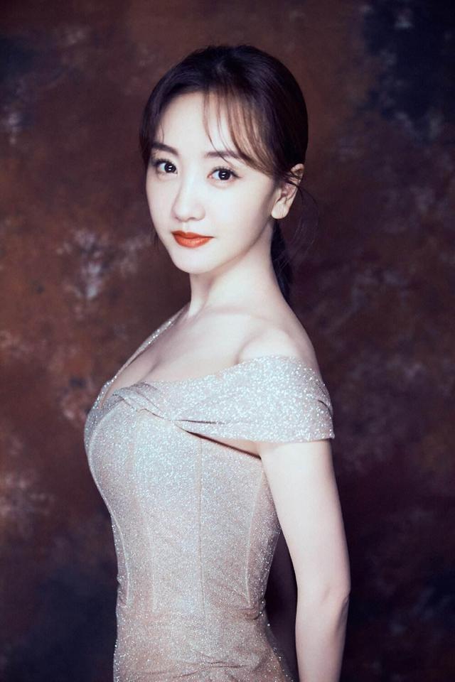 Yang Rong is suspected of plastic surgery, the changes before and after ...