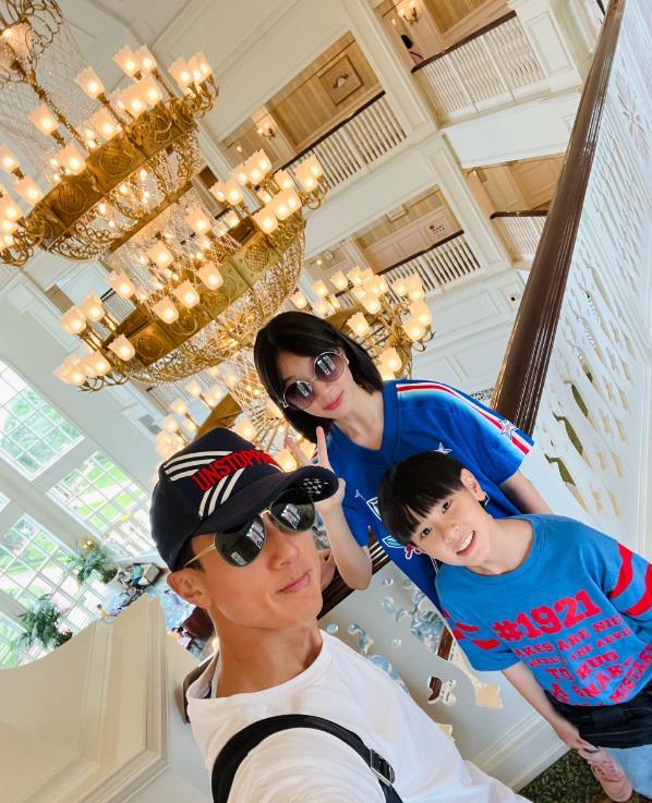 Wu Chun posted travel photos, his children grew up at the speed of ...