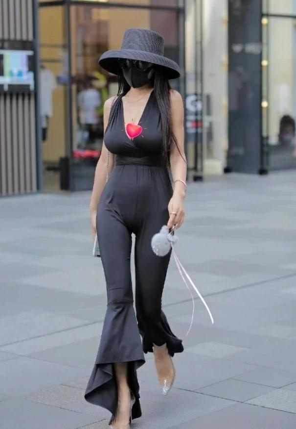 The girl really knows how to wear it, and such a "swaggering" style can ...