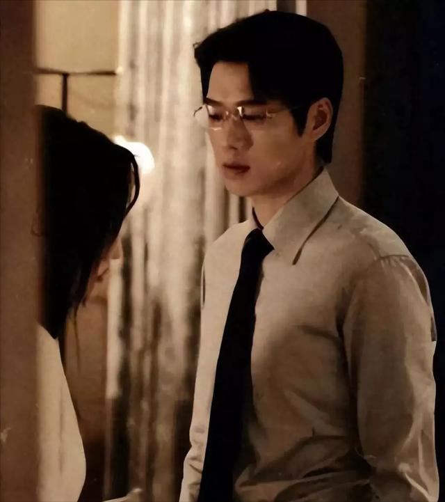 The male god Wei Daxun is so popular! Yang Mi looked down on her back ...