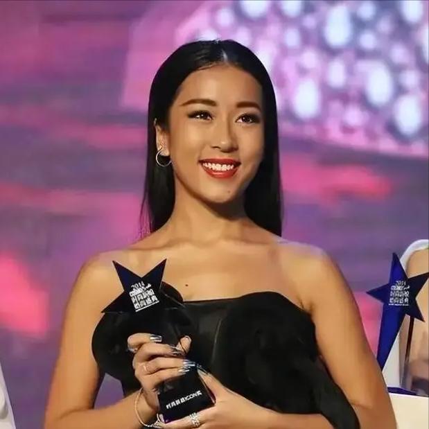 Selling miserably to show off wealth as a mistress, Jike Junyi has long been unable to hide the ...