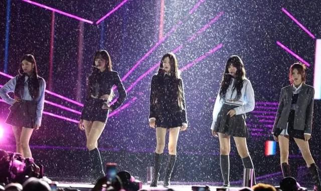IVE performed in the pouring rain, fans were excited! - iNEWS
