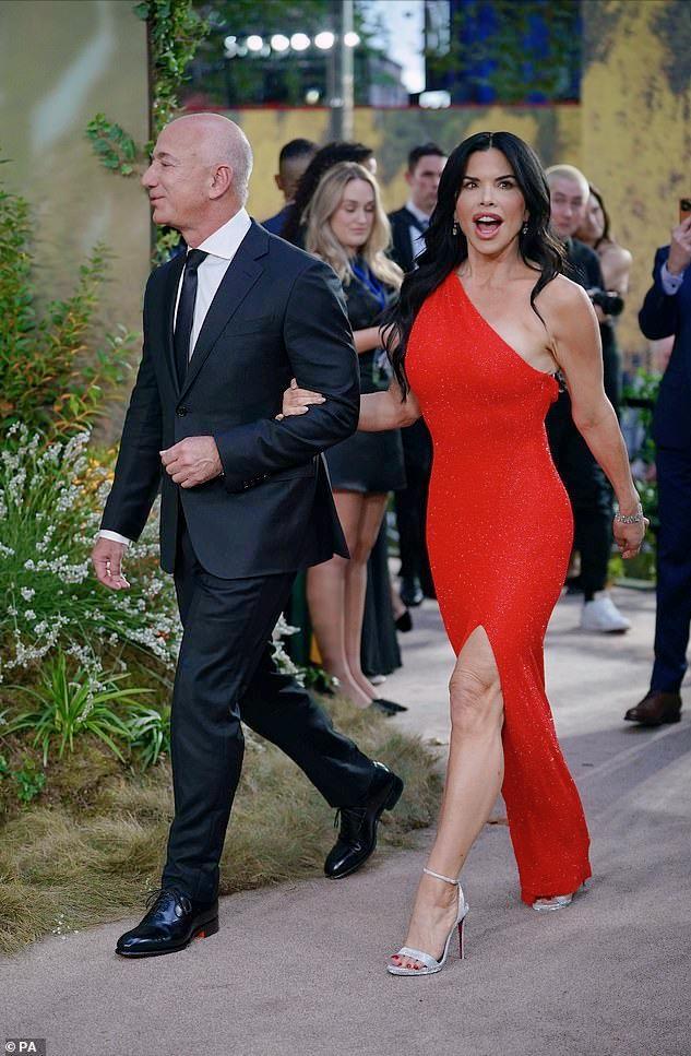 Bezos' 52-year-old girlfriend wears a red dress and has too many folds ...
