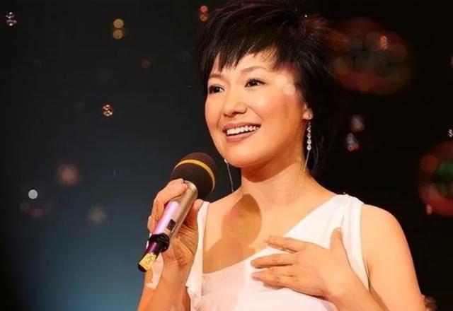 47-year-old Zhou Yanhong caused controversy again, wearing sexy clothes, drinking and singing on ...