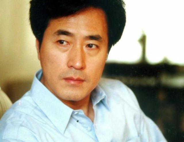 Yang Lixin: Considered by Xu Fan as a benefactor, he has been in love with his wife for decades ...