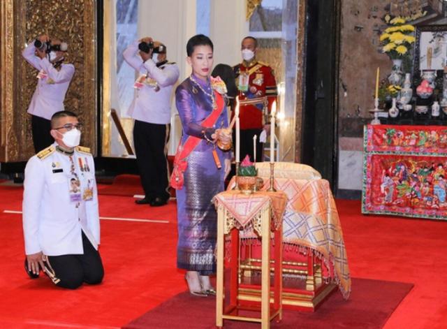Helping to accompany the mother and concubine to live comfortably ...