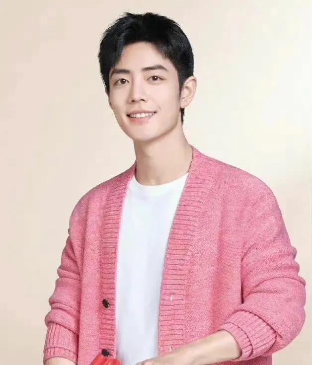 Wow, Xiao Zhan's pink color is also so handsome and sunny, gentle and ...