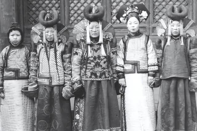 After the fall of the Qing Dynasty, where did the royal family go?Many ...