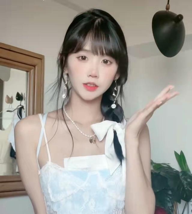 Jing Chuan Liyu wears a suspender skirt for her boyfriend, explaining the reason for not ...