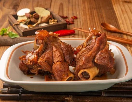 Braised pork trotters, big bone with sauce - iNEWS