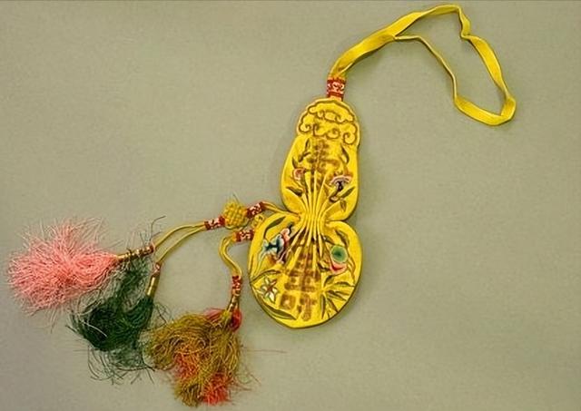 Diplomatic gifts from Qing emperors: not only Ruyi, ceramics, silk, and ...