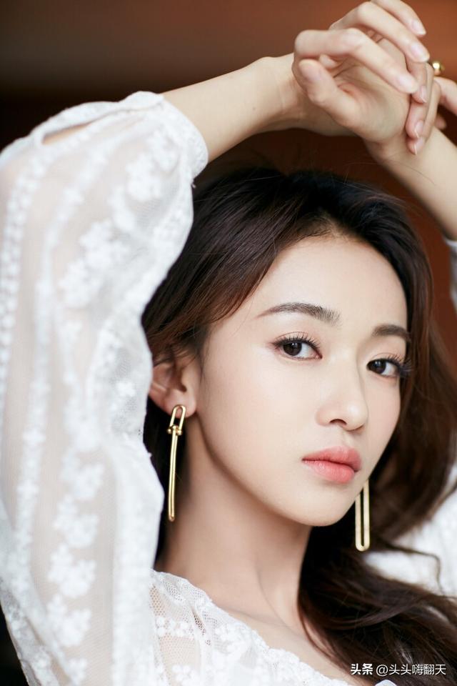 Wu Jinyan's domineering lady style is coming, really Wu Jinyan looks so ...
