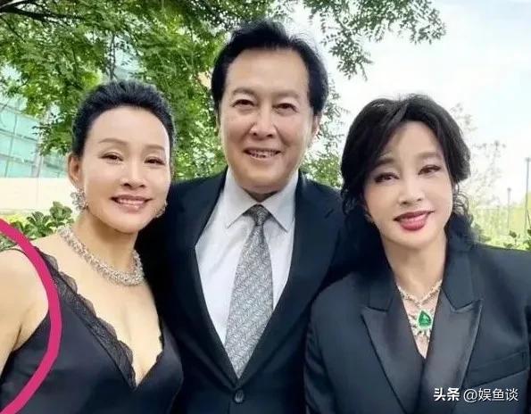 Tang Guoqiang and Liu Xiaoqing are too close to hold hands. After 45 years of reunion, Feng ...
