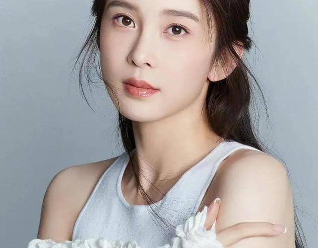 Appreciation of celebrity pictures: pure and beautiful Zhao Yingzi - iNEWS