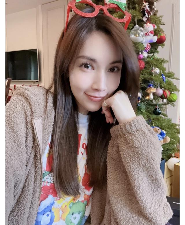 Lin Zhiying posted on his sons' Christmas, the twin sons carefully opened the presents, and the ...