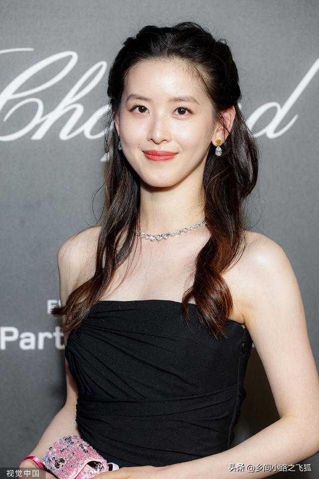 Zhang Zetian attended the Cannes dinner and looked at the mirror, cute ...