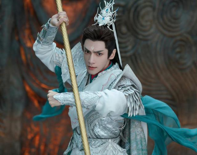 Fans brag about Luo Yunxi, dancing a 40-pound spear with one hand, even ...