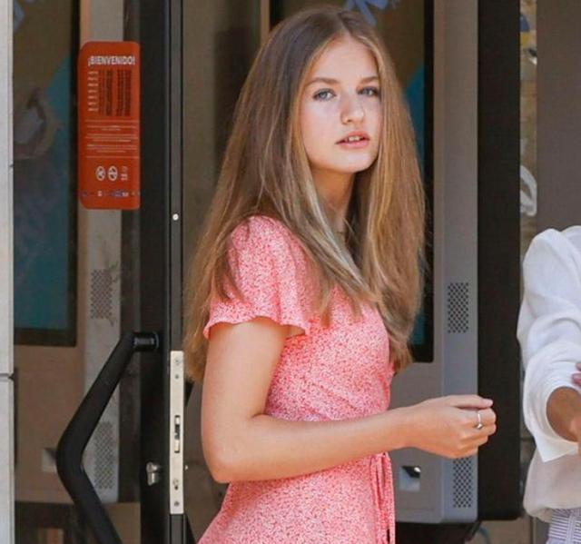 Spanish princess Leonor, blonde, blue-eyed and stunning, knows how to ...