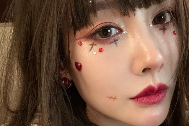 Li Chun's yellow dress with weird Halloween makeup - iNEWS