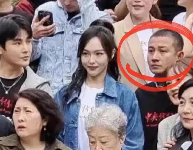 Tang Yan took a group photo at a classmate reunion, and was ridiculed ...