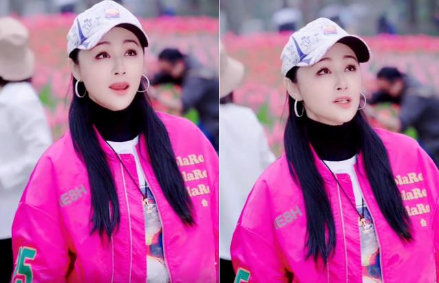 The host Cao Ying sings in the park!Stand with your legs apart in thick ...