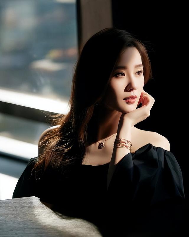 Chen Duling, Li Qin, Ju Jingyi, Liu Shishi, Zhang Xiaofei, Fan Chengcheng, etc. - iNEWS