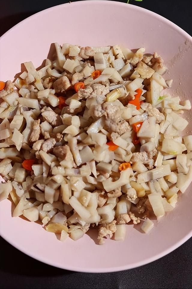 Stir-fried lotus root with minced meat: the light and fresh taste is ...