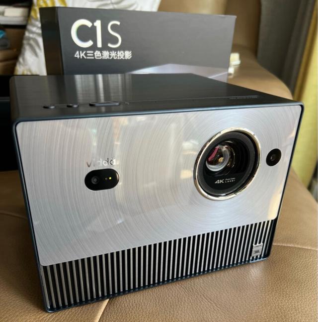 The three-color laser projector that can be used indoors and outdoors ...