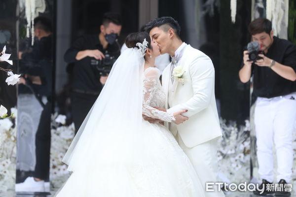 Wang Jialiang promises oath: I will always hold you!The bride Xu Weien kisses and tears - iNEWS