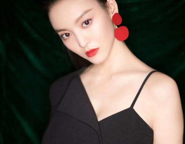 You Jingru is so beautiful - iNEWS