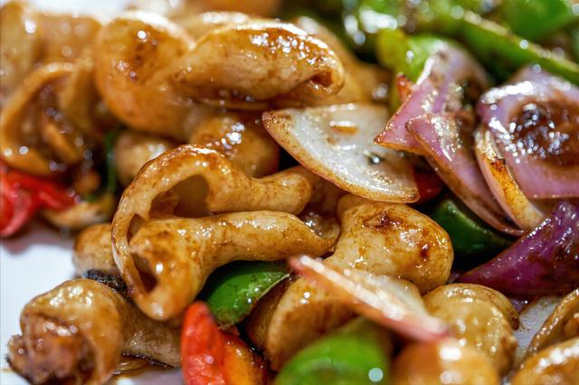 To clean pig intestines, no salt or alkali, just add flour, wash clean ...