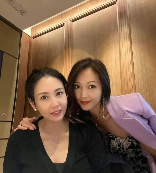 54-year-old Qiu Shuzhen appeared as Zhen Chuqian's birthday, elegant ...