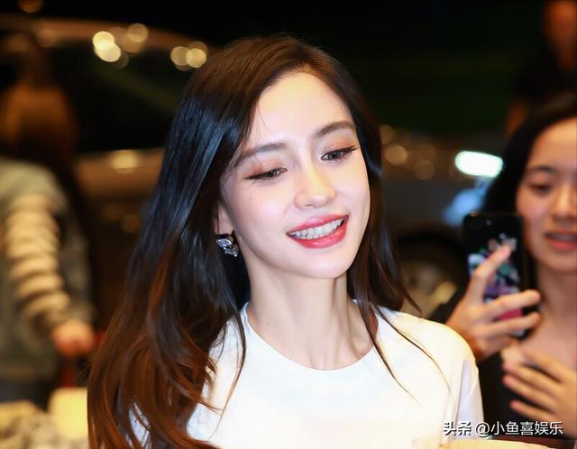 Actress Angelababy smokes on the hot search, and she smokes with ...