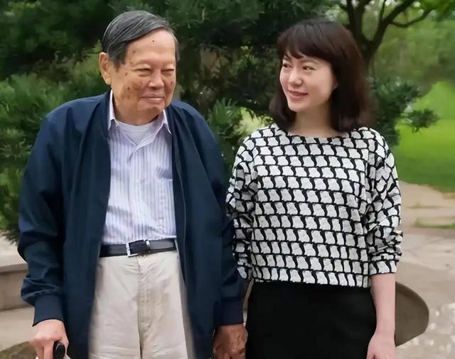 Weng Fan: Married at the age of 28, insisted on going to bed early for ...