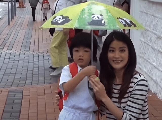 Chen Huilin was photographed picking up the baby, dressed in ...