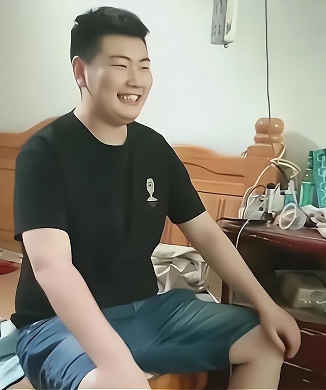 Zhu Xiaowei took Chen Meng home, and Mrs. Coat greeted her at the door, a very happy couple - iNEWS