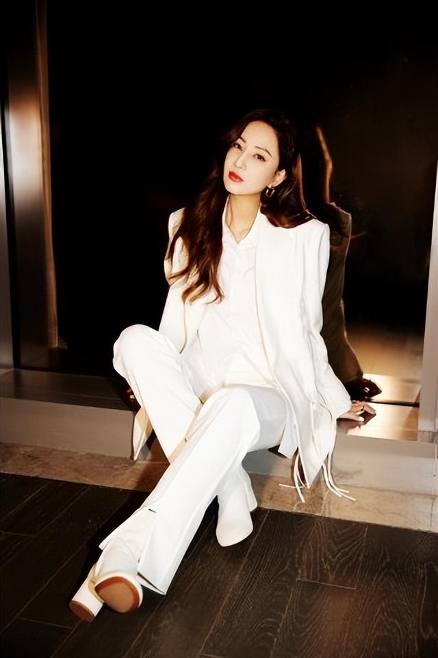Zheng Xiyi is wearing an embroidered suit, showing fashion charm - iNEWS