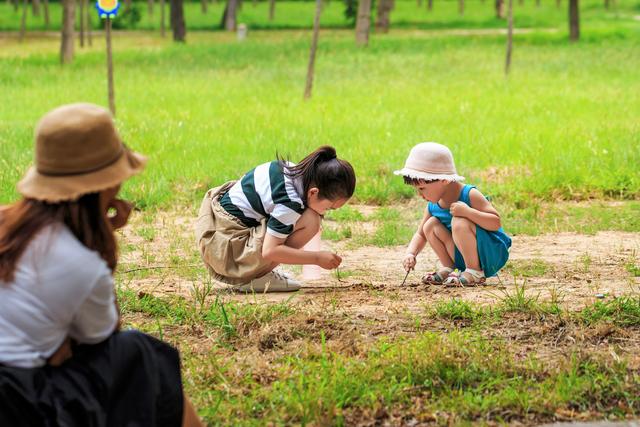 Middle-class families suffer from "two-child high loan" life - iNEWS